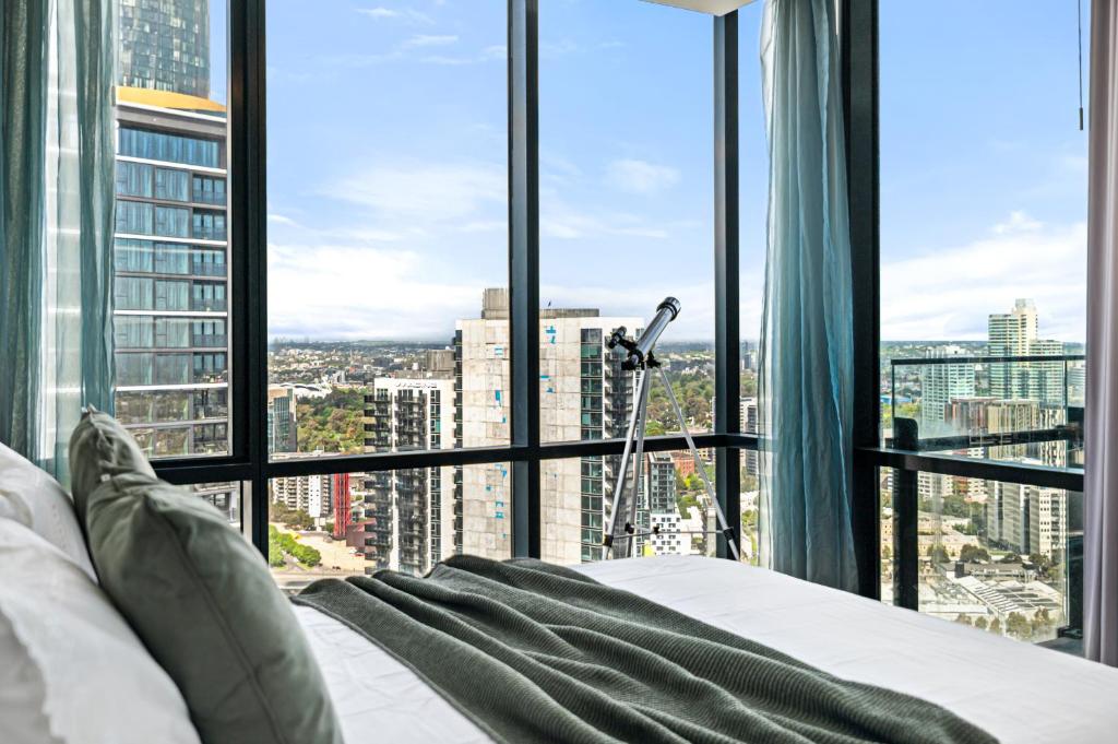 SouthBank SkyView L41 2B1B with Carpark, Pool, Gym, 24X7 Concierge ...