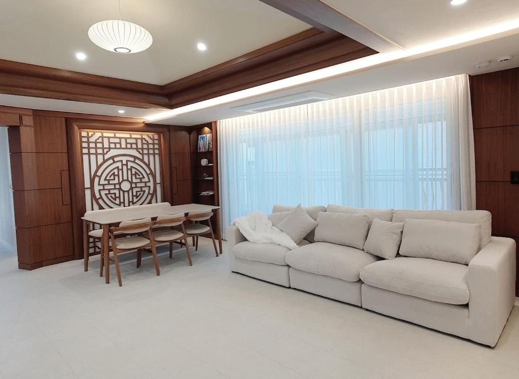 SkyNest, Seoul, Luxury Rooftop Oasis, 3BR, 3BA, Max 8 Guests, Free Pkg ...