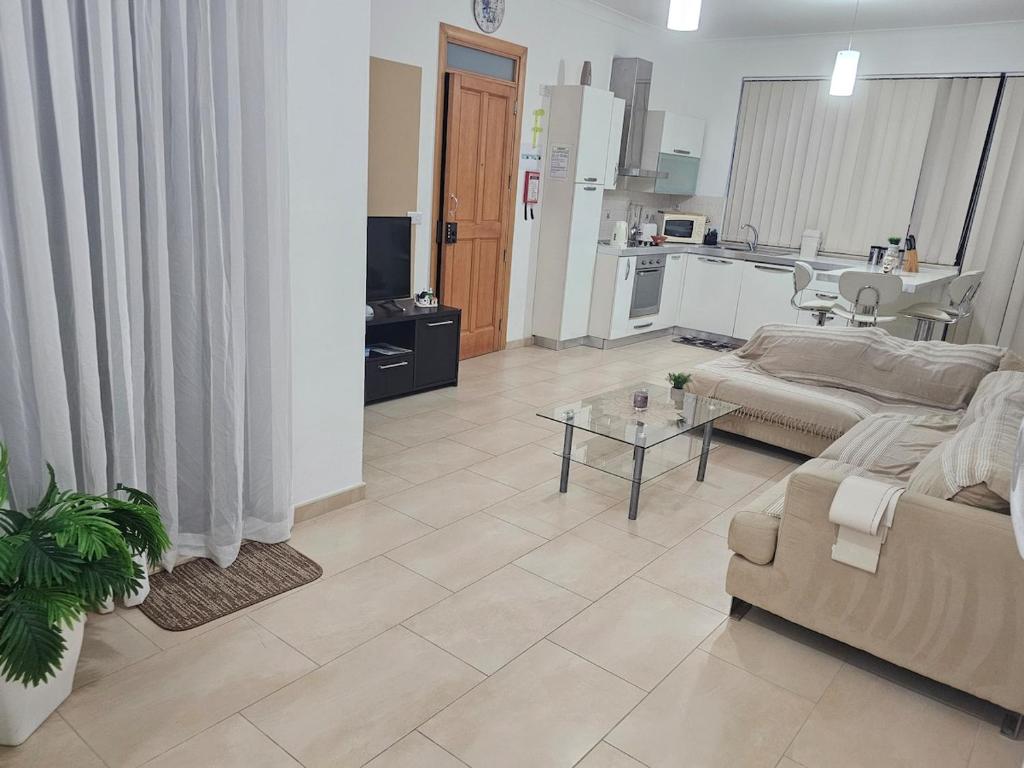 Sunny Penthouse close to Bugibba Square（セント・ポールズ・ベイ）：（最新料金：2025年）