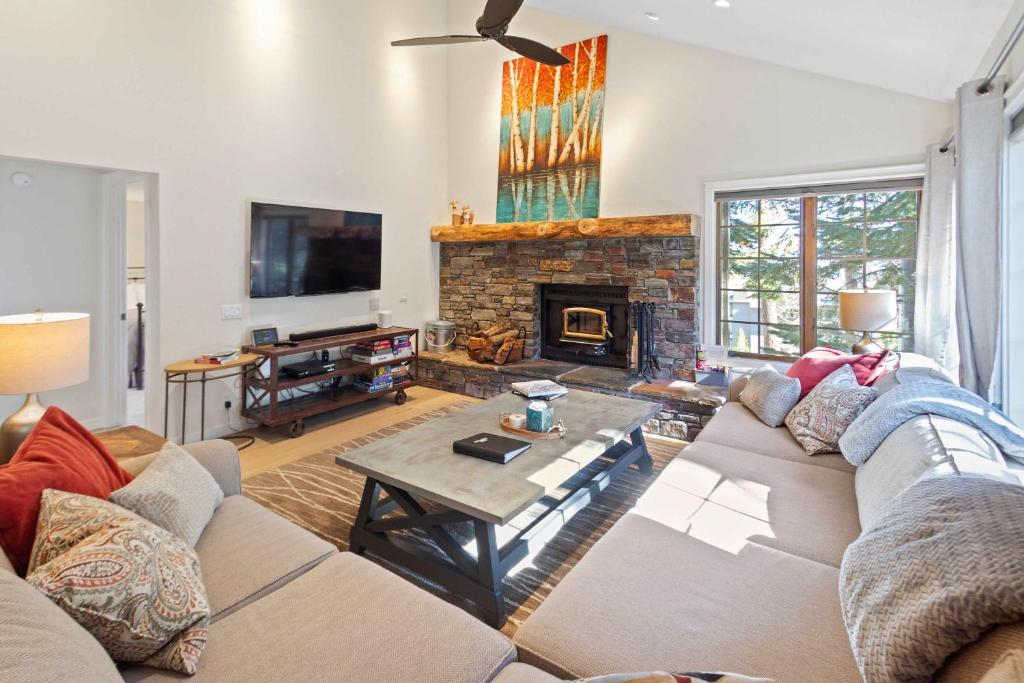 Luxury 3BR 3BA Condo Steps from Canyon Lodge Lift، بحيرات ماموث (أسعار ...