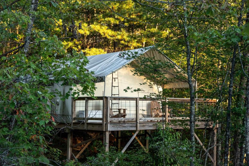 The Meadowlark's Nest - Glamping Tent with AC, Rogers की (2026 के लिए ...