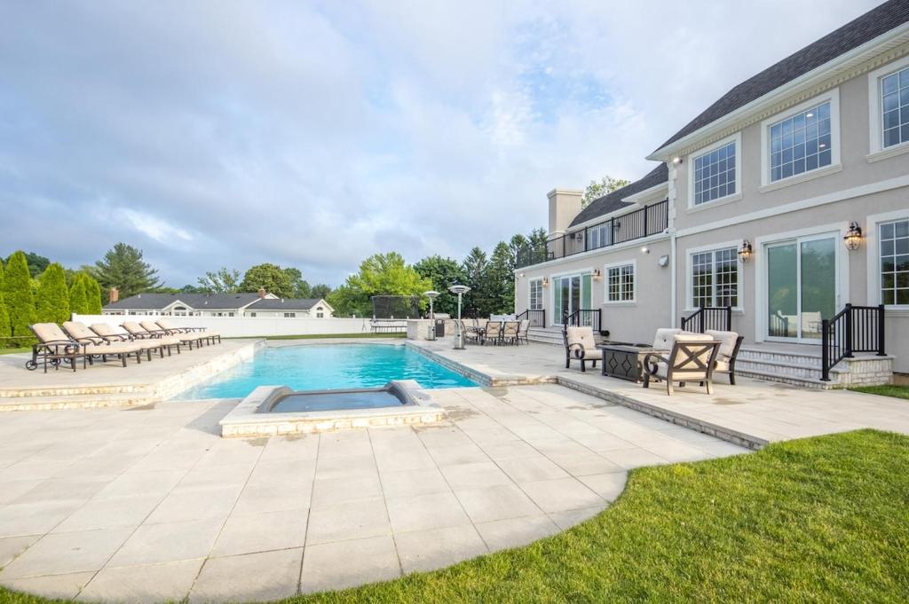 Luxury 4BR Magical Oasis Villa Mansion with Indoor Basketball Court and ...