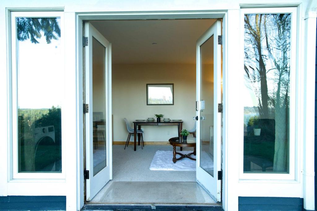 Serene King Suite Retreat on Quiet Mercer Island, Mercer Island ...