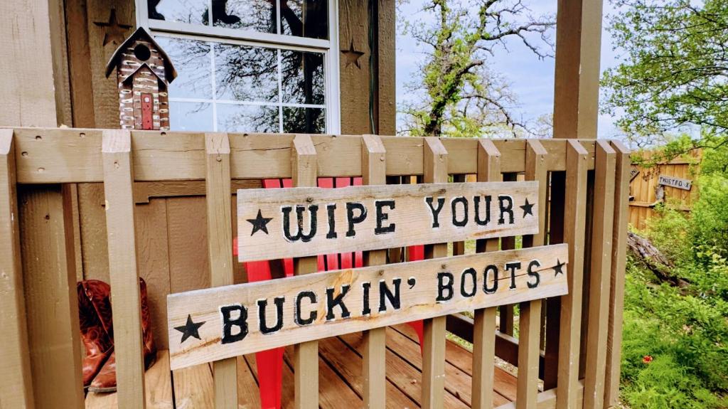 Over The River and Thru The Woods Cabins in Castell TX, Art (prețuri ...