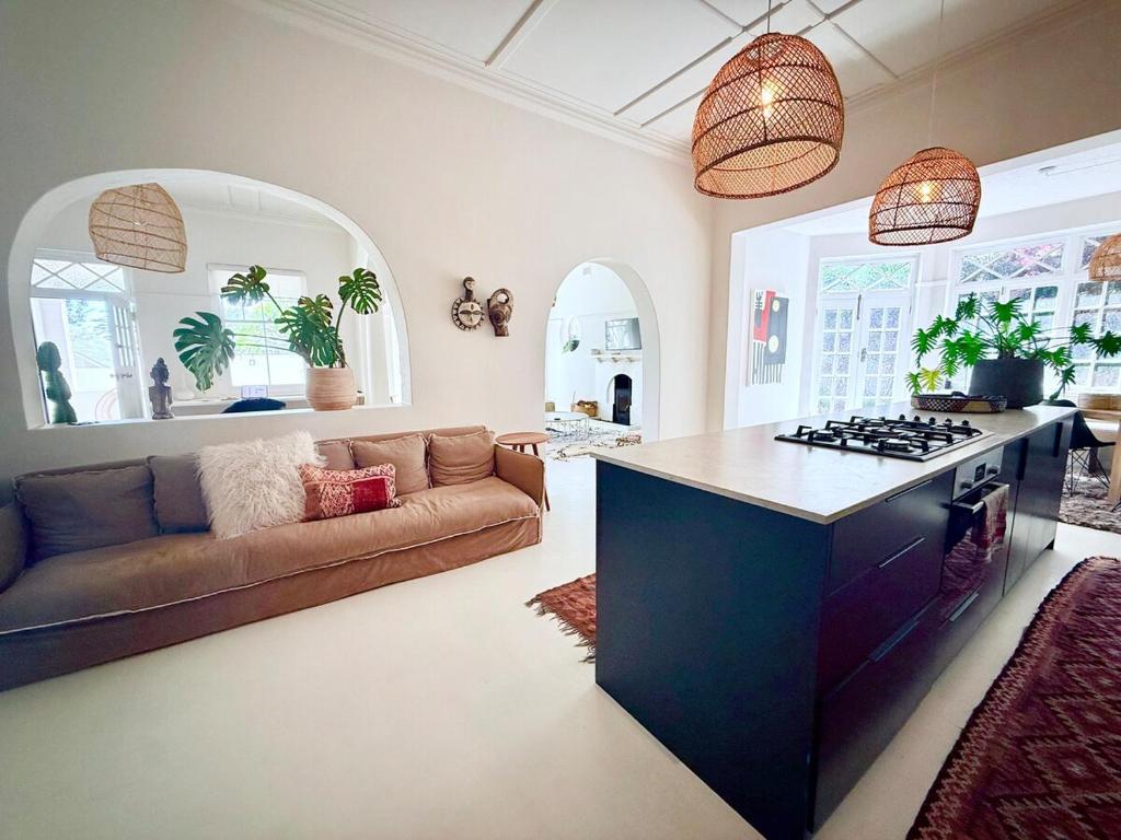 Chic and Modern Victorian Oasis in Sea Point, Ciudad del Cabo (precios ...