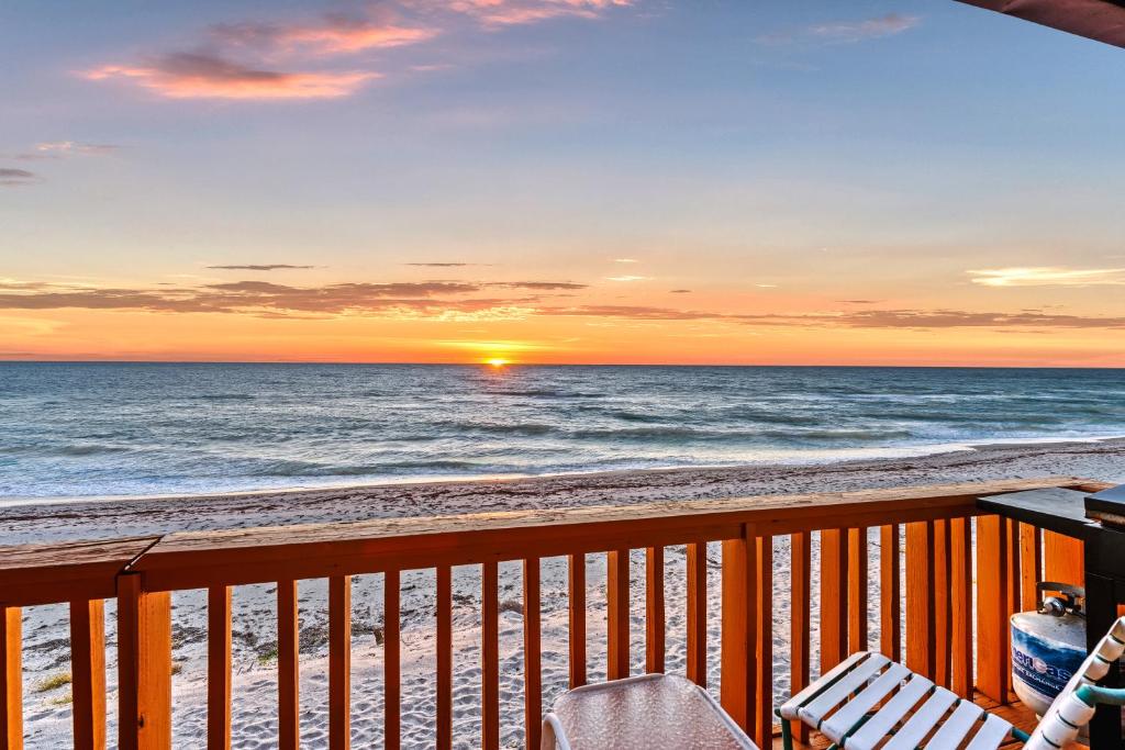 Beachfront Escape with Private Deck, Gulf Views, Resort Pool, Kayaks ...