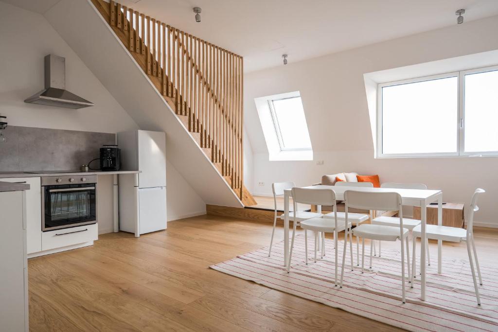 Modern top-floor apartment for 6 in Friedrichshain, Berlim (preços ...