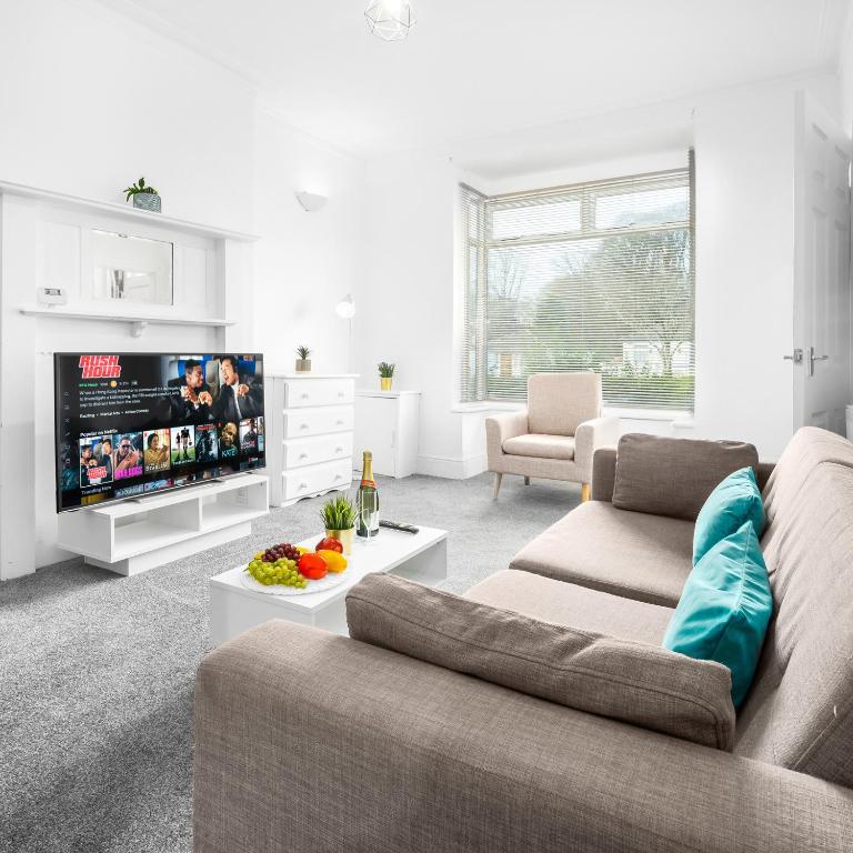Stylish 2 Bed House - Harborne High Street - Street Parking - Fast Wi ...