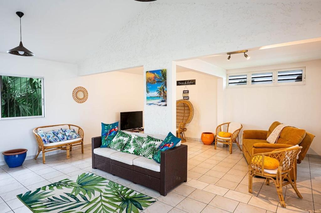 哥西爾的Villa au cœur des îles Guadeloupe, piscine et vue marina du Gosier ...