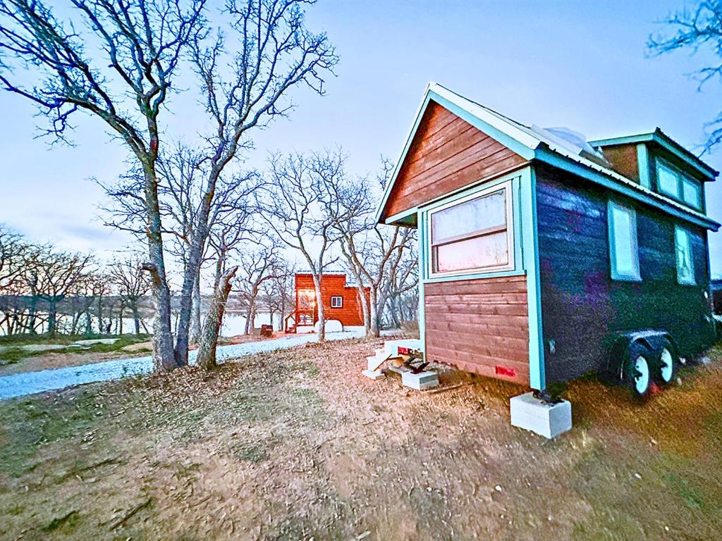 2 Lakefront Tiny Home Couples’ Glamping Getaway at Lake Eastland ...