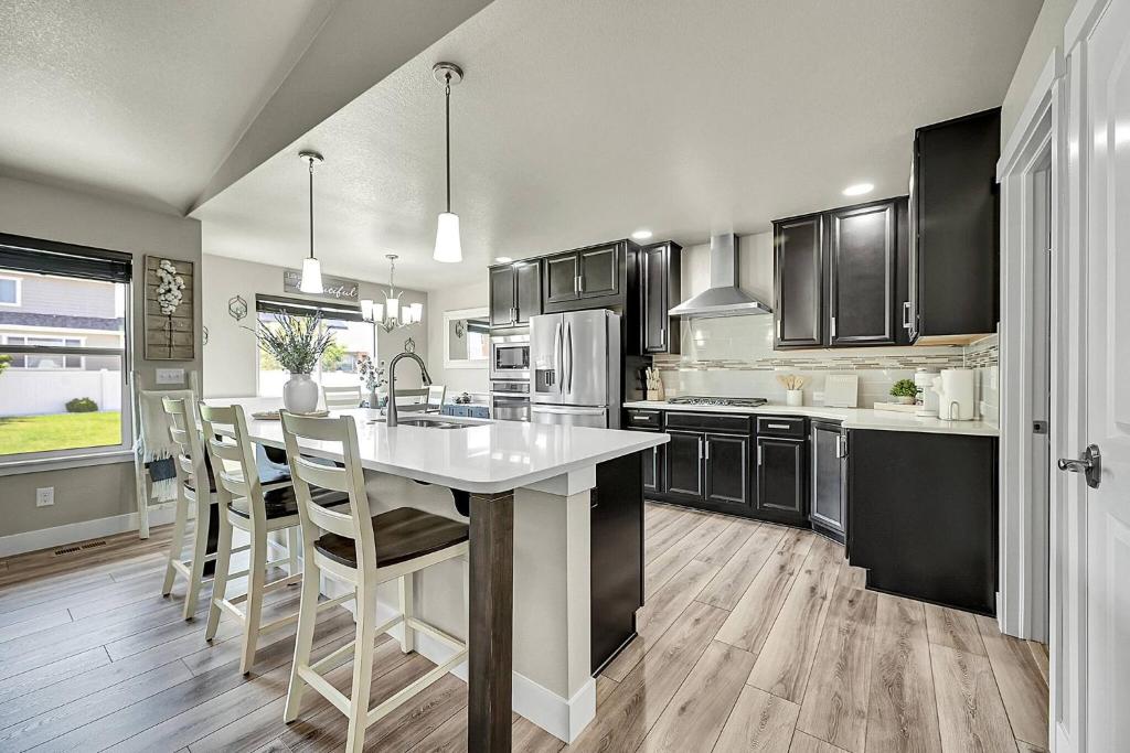 Modern 5BR/3BA Luxury Home|Movie Nights & Comfort, Evans (preços ...