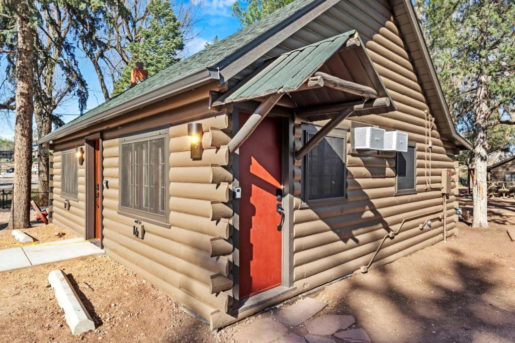 Cozy Modern Cabins with Mountain Views near Garden of the Gods in ...