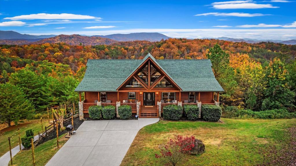 Dancing Bear Lodge – Hear the Dollywood Train & Soak in Unforgettable ...