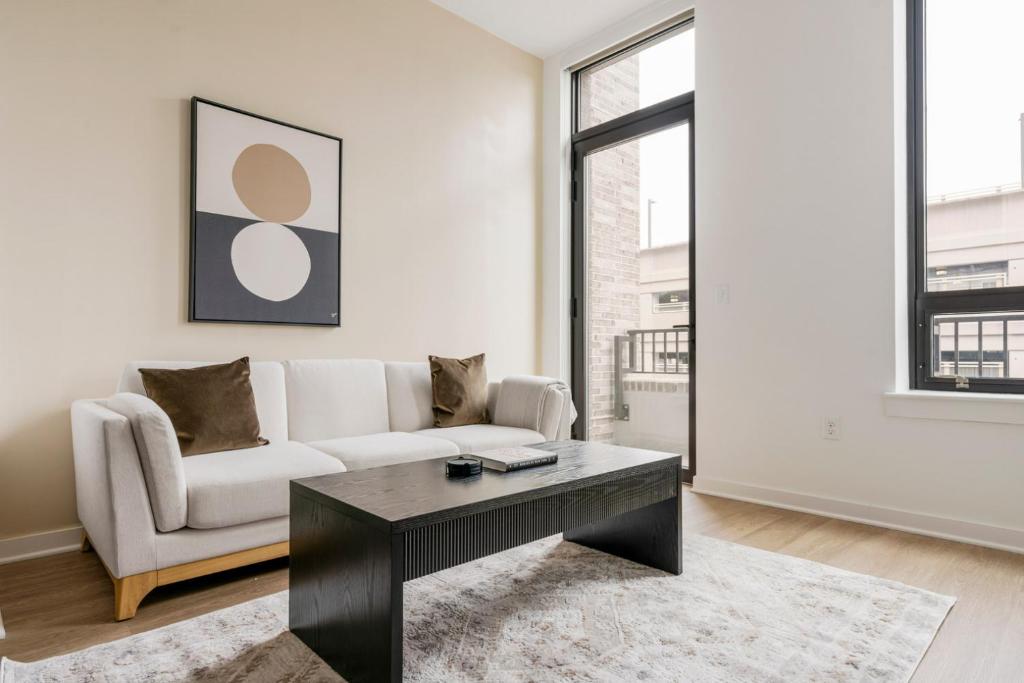 Blueground Woodmont Triangle rooftop nr Bethesda WDC-1211, Woodmont ...