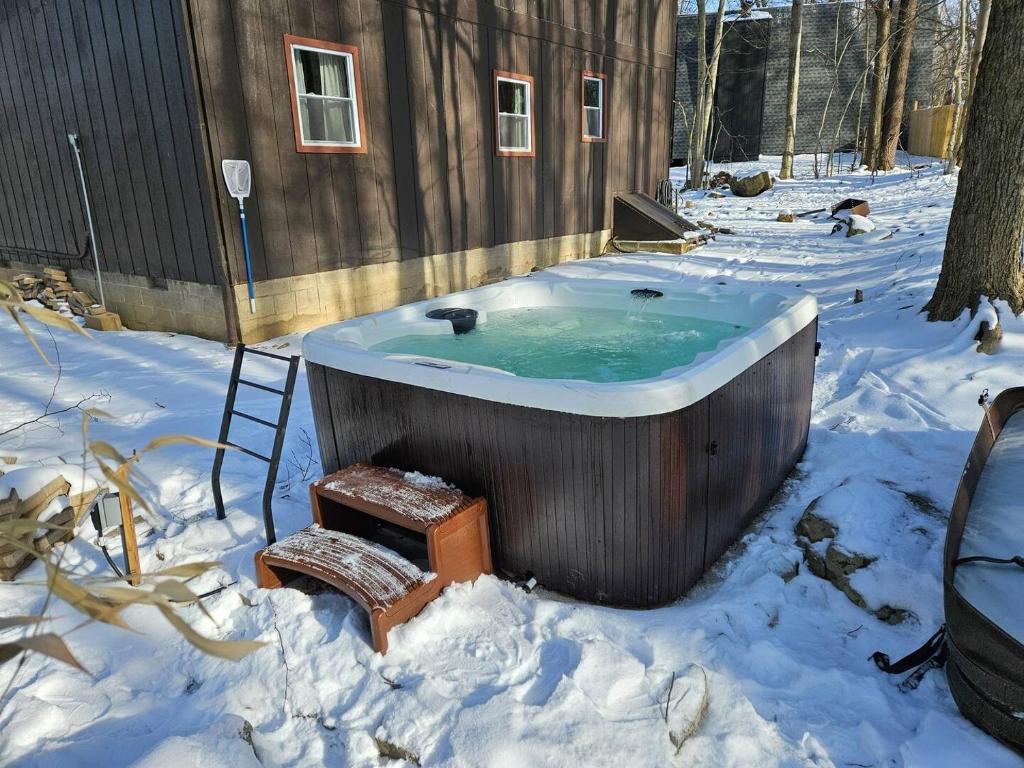 Hot Tub + Fire Pit • Game Room • Community Pool（Pocono Country Place ...