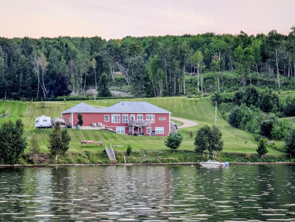Edgewater Hideaway, Relaxing Waterfront Private Queen Suite Apartment ...
