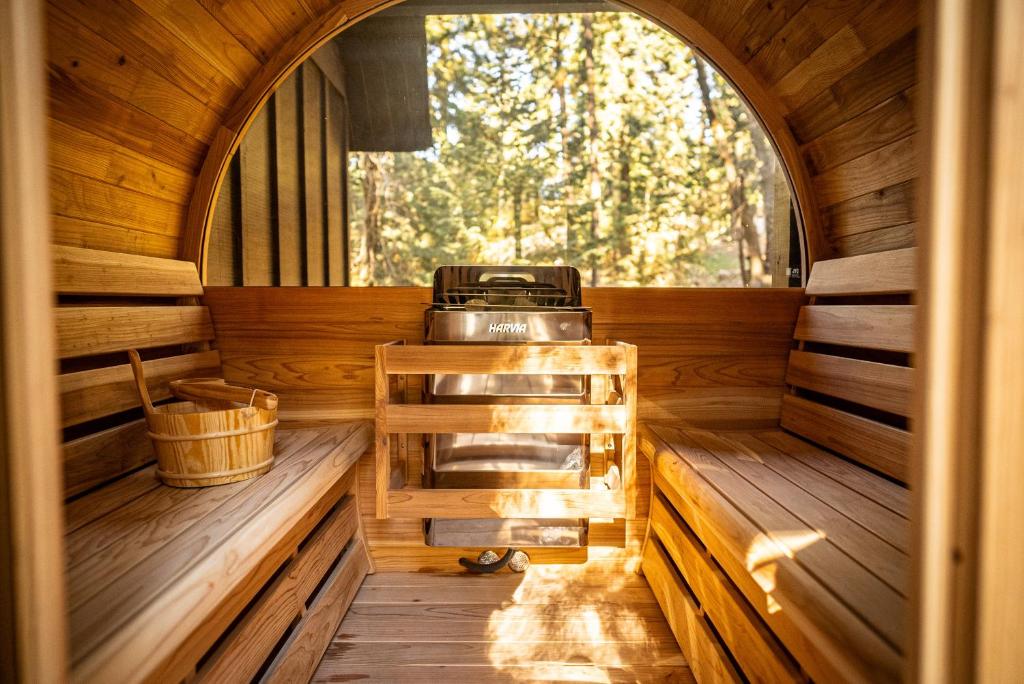 Lightfoot Cabin Mid-Century Perfect Romantic Getaway Hot Tub Sauna ...