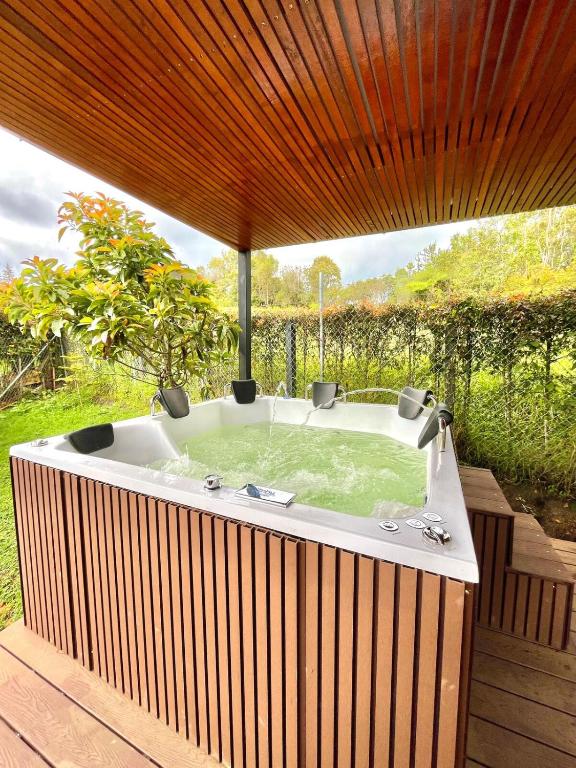 Casa Moderna en el Bosque Jacuzzi y Deck Privado, Mazo (precios ...