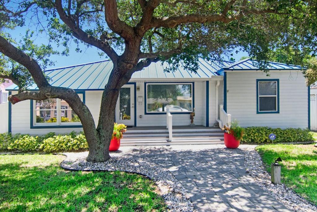 Blue Sky Beach Cottage - Cocoa Beach downtown, Cocoa Beach (updated ...