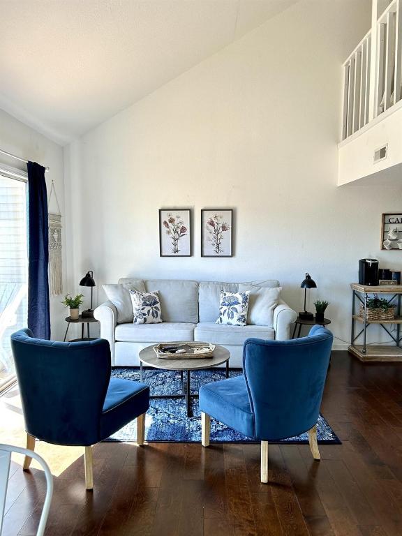 Refreshed! Cozy Condo, Loft King Bed 3 miles to the Strip!, Бренсън ...