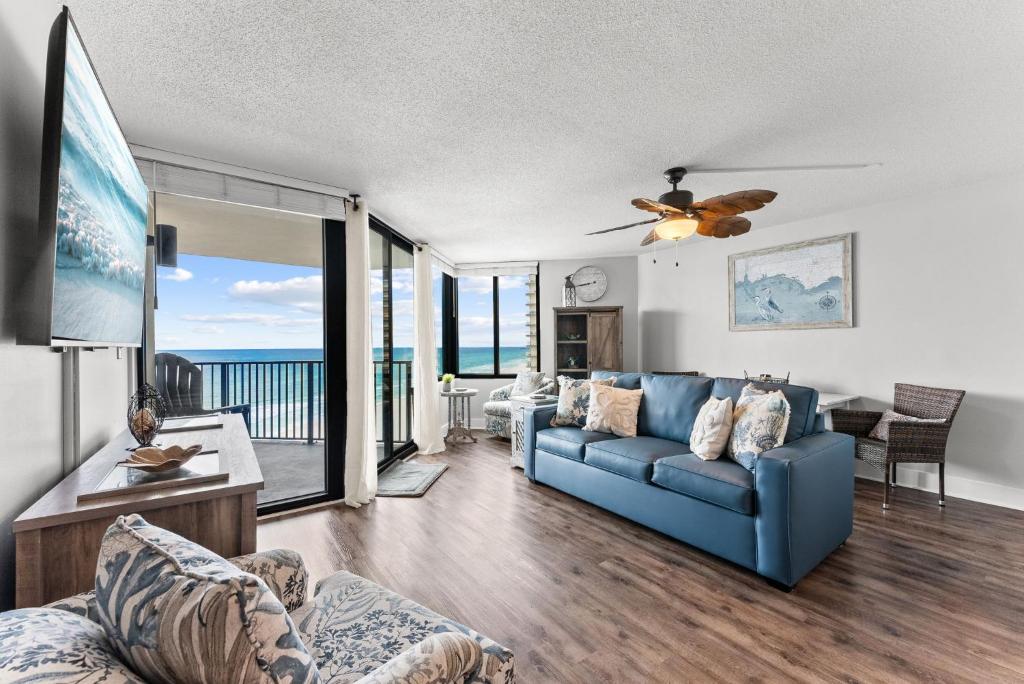 Modern Condo! Free Beach Chairs & Pools by Dolce Vita Getaways PCB ...