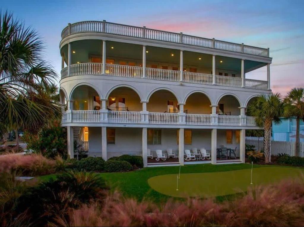 Family Home-11 Bedroom Pool Hot Tub Billiard Room Elevator Putting ...