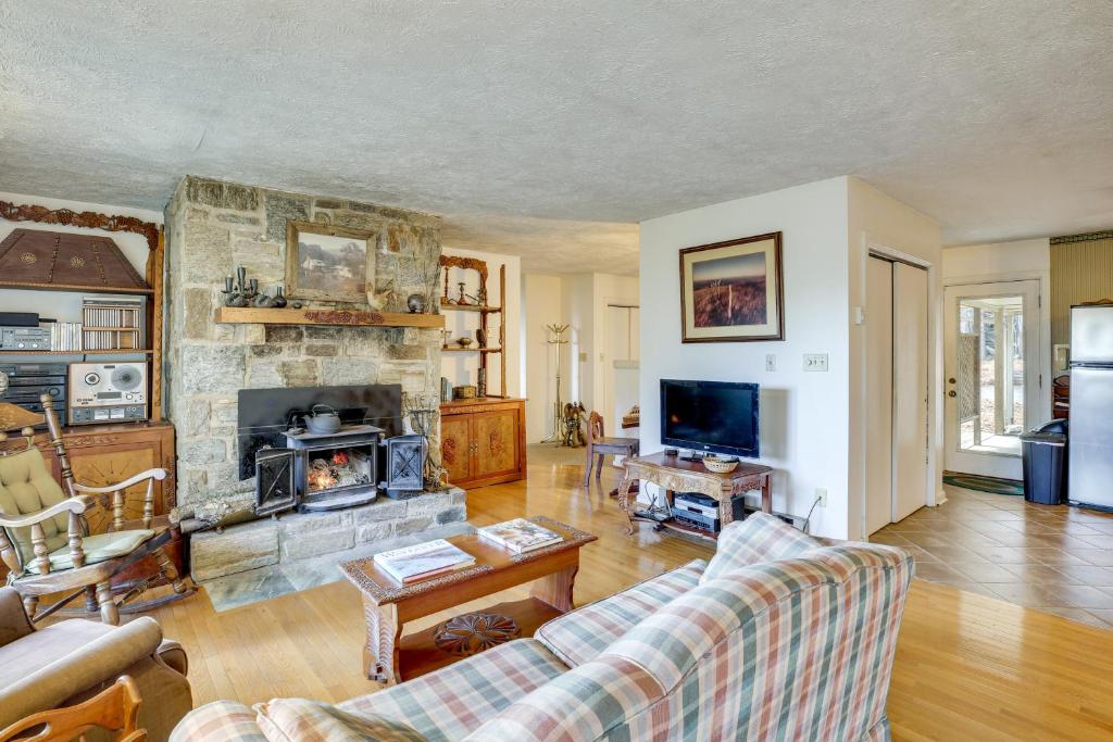 Ski, Hike and Unwind Mtn-View Gem with Deck in Boone, Boone (prețuri ...