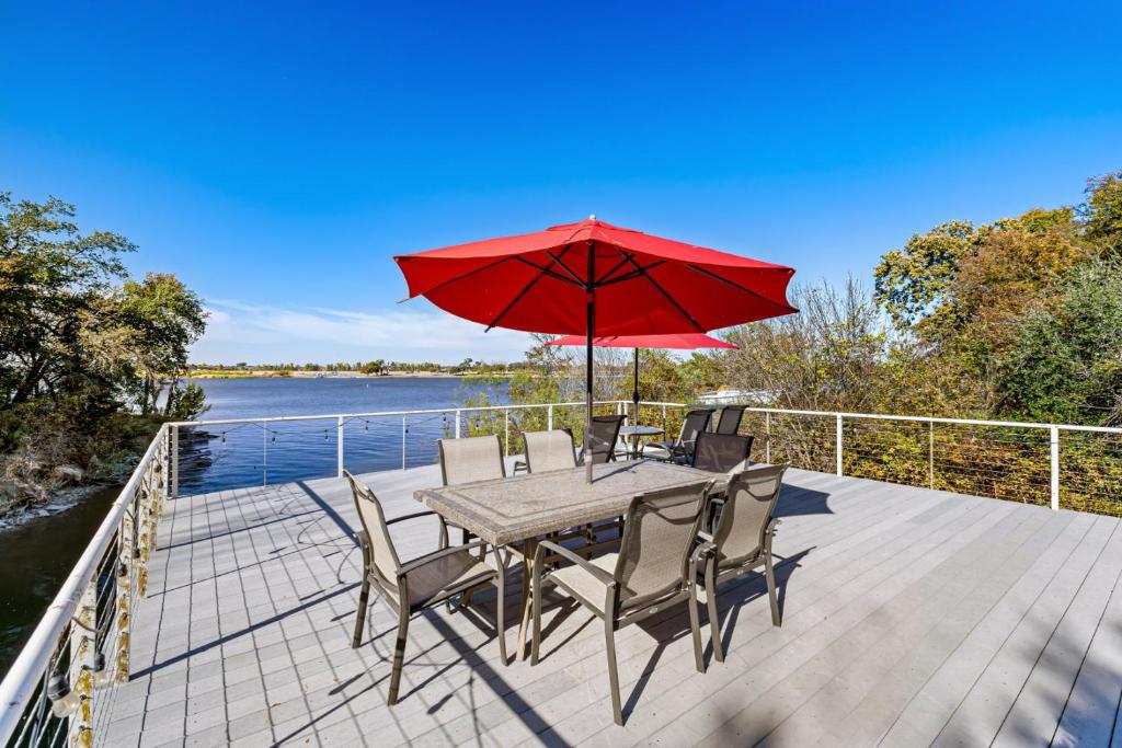 Lakefront Escape with Dock, Deck and Game Room, Granbury (precios ...