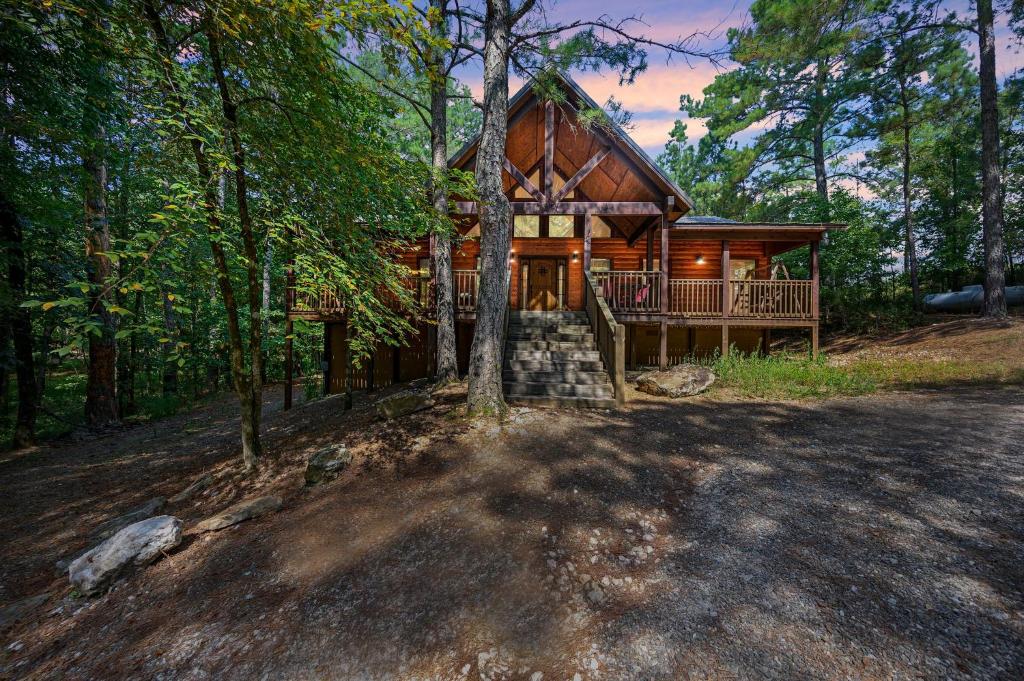 Treetop Hideaway! Shuffleboard, Hot Tub, Fire Ring, Bunks, games ...