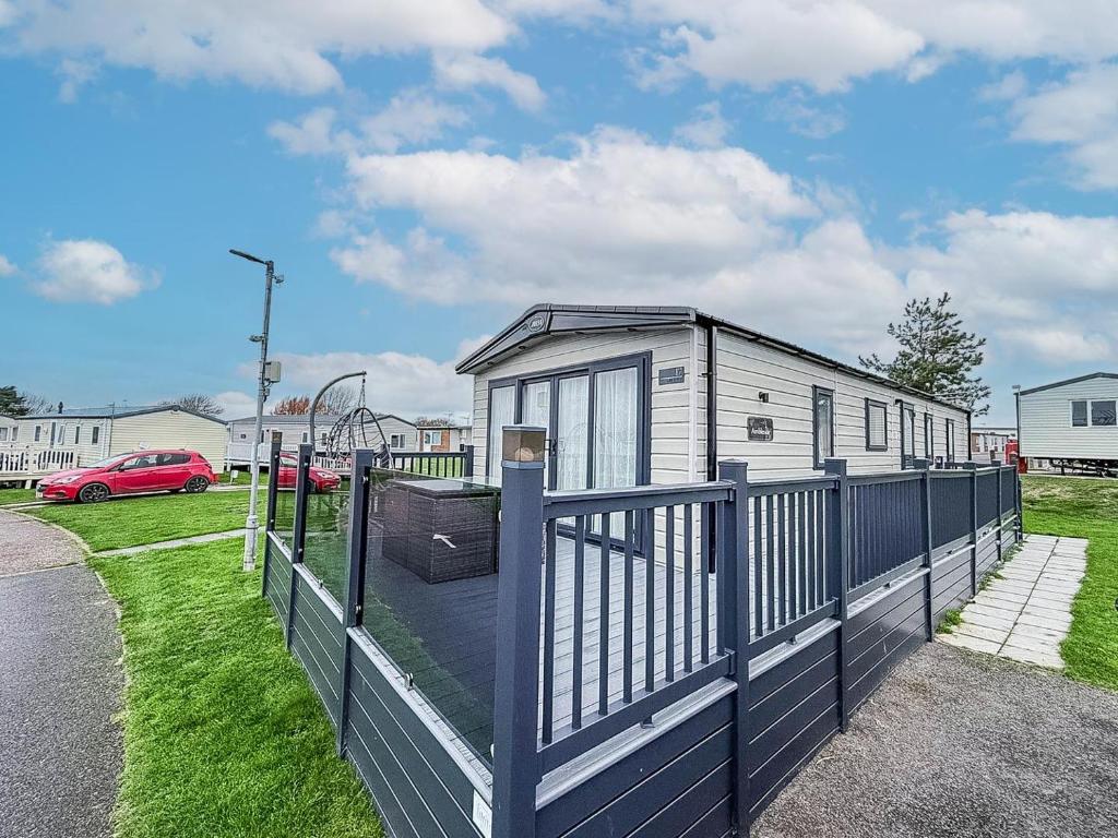 Stunning 8 Berth Caravan With Decking At Kessingland Beach Ref 90017D ...