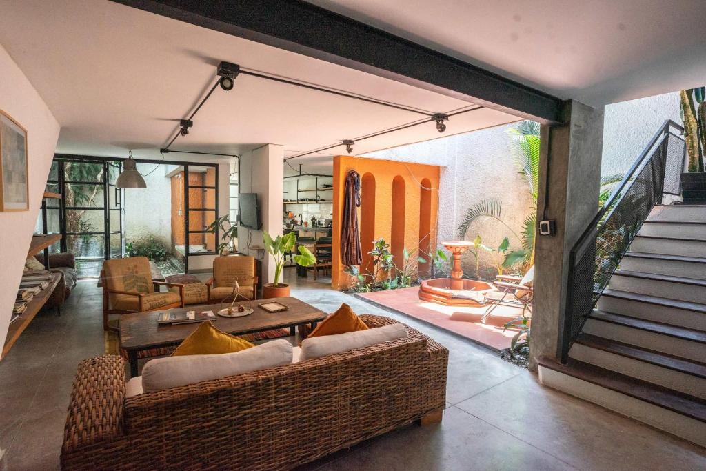 Bright Colonial 5BR House with Balcony, América (updated prices 2026)