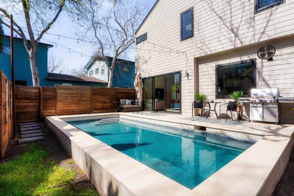 Central Austin Oasis with Pool - Sleeps 9, Austin (updated prices 2026)