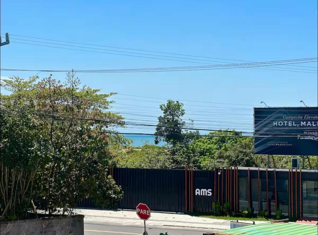 Conteiner Vista Parcial Mar-50m da Praia Campeche, Florianópolis ...