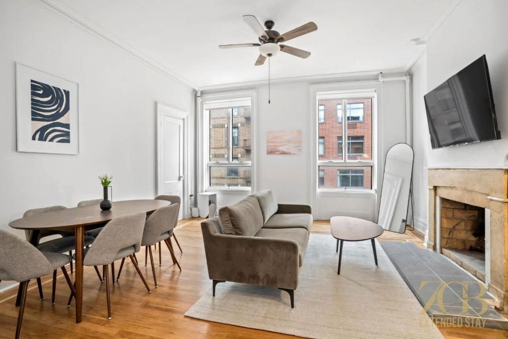 257-3 Sun-Filled Brownstone Apt in Prime Chelsea, New York (prezzi ...