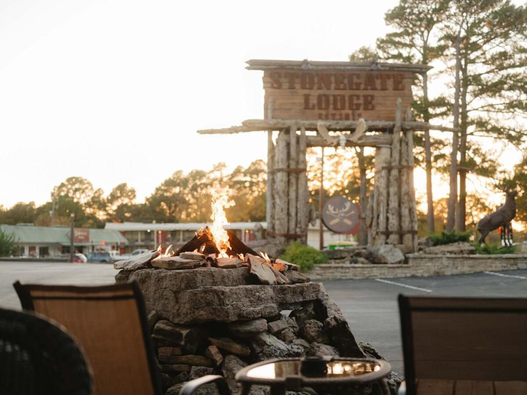 Stonegate Lodge W Pool & Outdoor Firepits Room #201, Eureka Springs ...