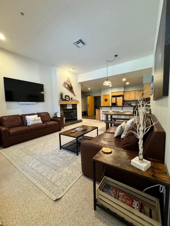 Ski-in-Ski-out Family Condo steps away from lifts, Kirkvudas ...