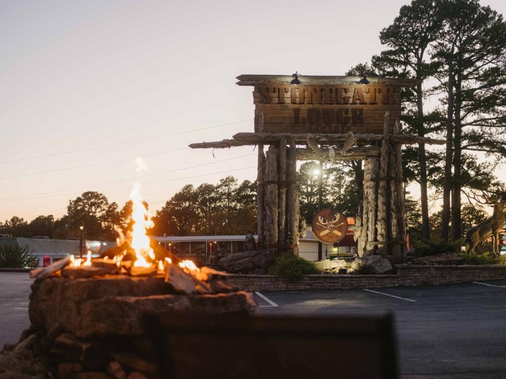 Stonegate Lodge King Bed, WiFi, 50in TV, Fire Pit, Salt Water Pool Room ...