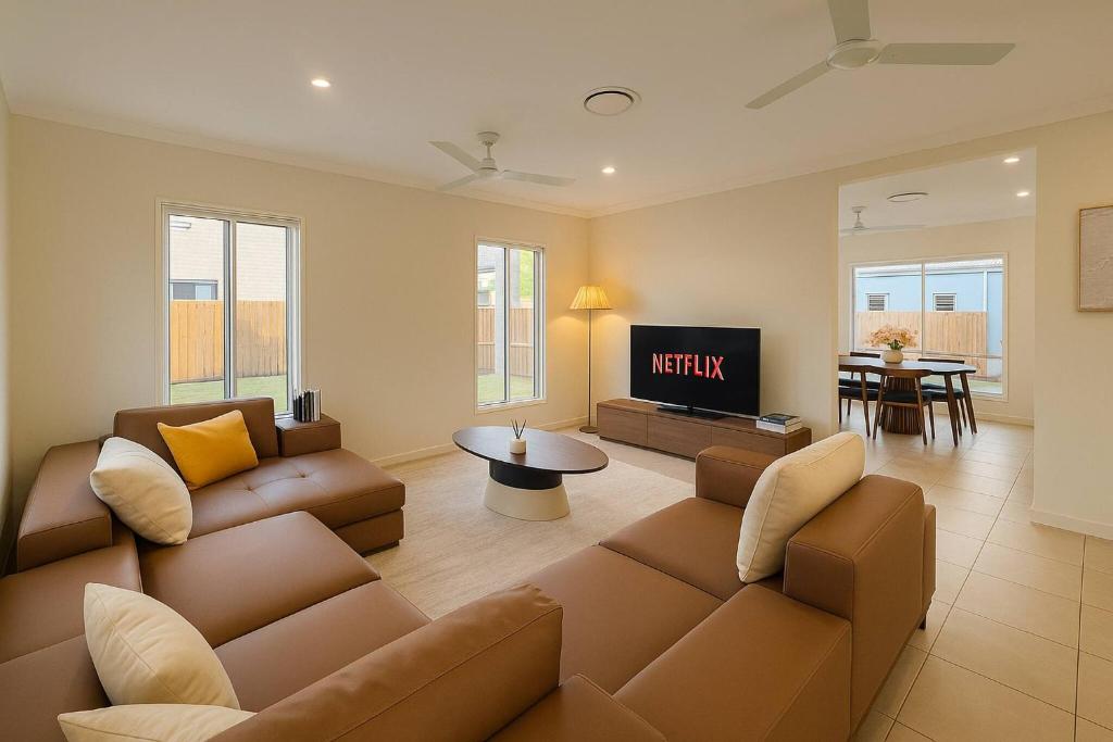 Fiona Court Hideaway | Quiet & Comfy 5BR house, Rochedale South ...