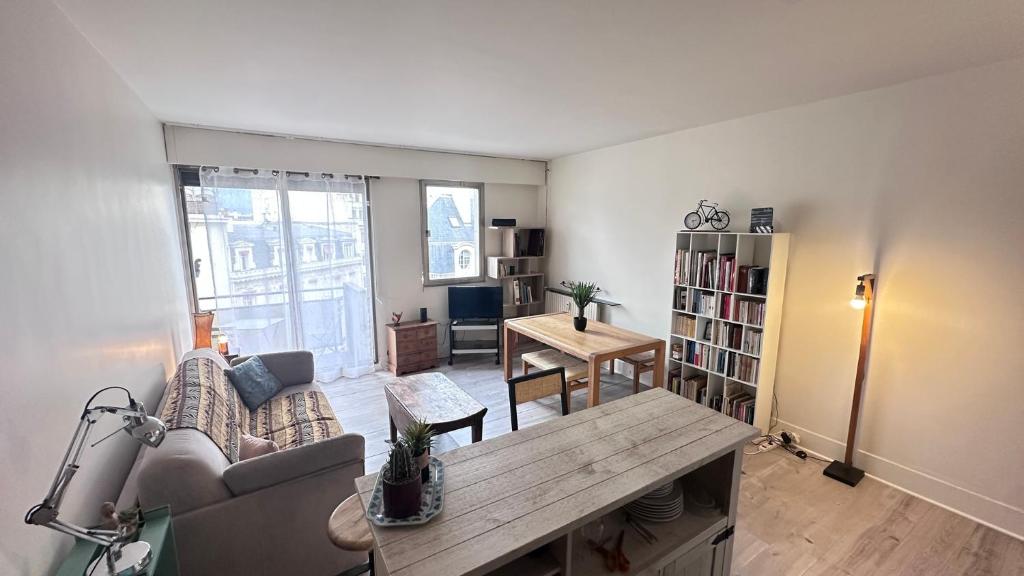 Studio near Champs-Elysées, facing Parc Monceau, Parigi (prezzi ...