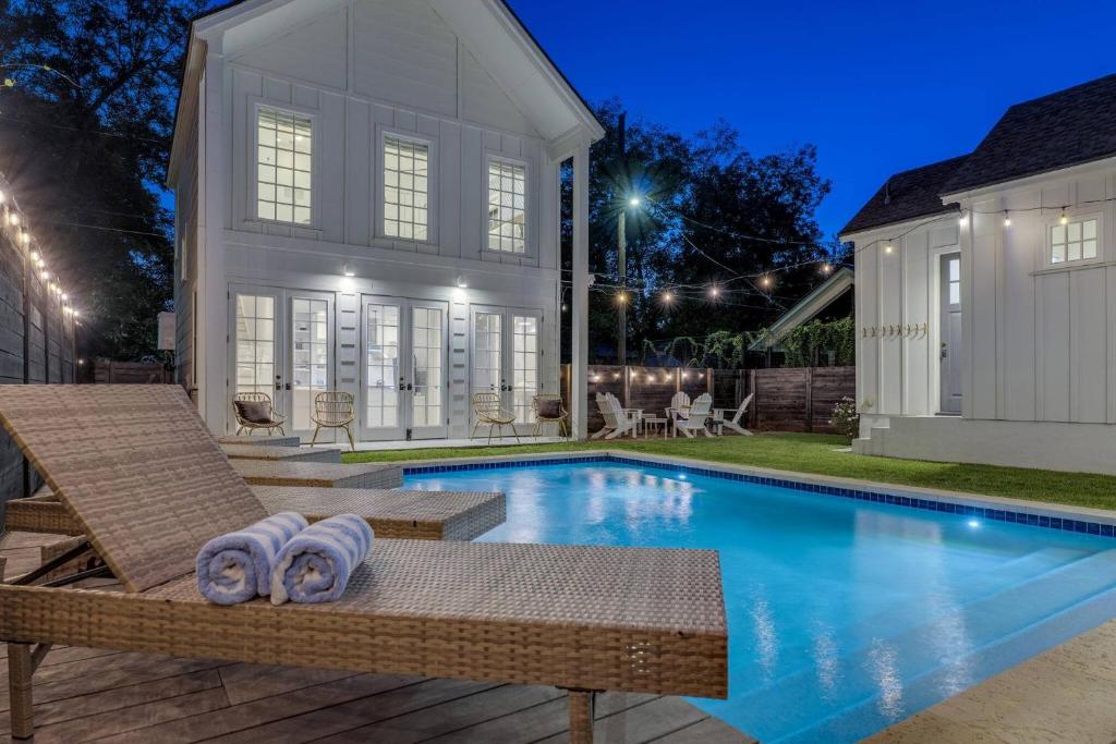 2 Home Estate | Pool + Fire Pit | Walk Downtown, Austin (prezzi ...