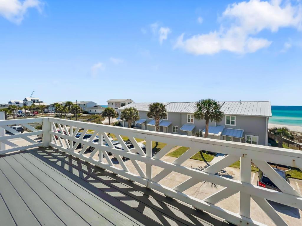Shoreline Townhomes 10 l Steps to the Beach l Beautiful views from 2nd ...