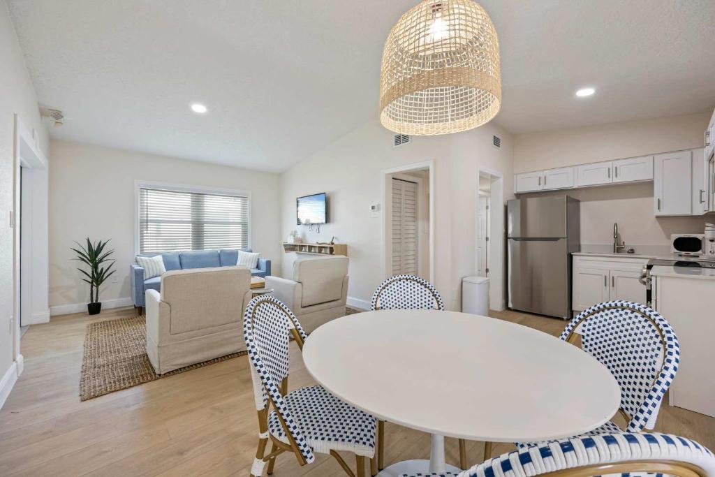 Welcome to The Drift Your Laid-Back Beach Escape in Cocoa Beach 2-2, Cocoa Beach (2026. aasta ...