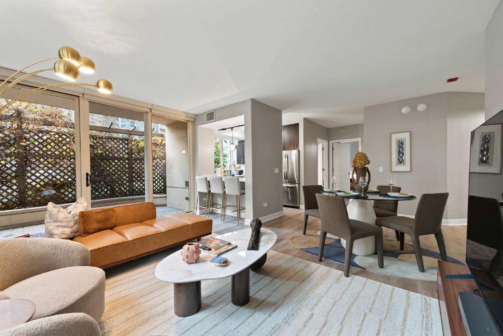 The Bernadin- Designer 3BR City Center with Balcony, Chicago (precios ...