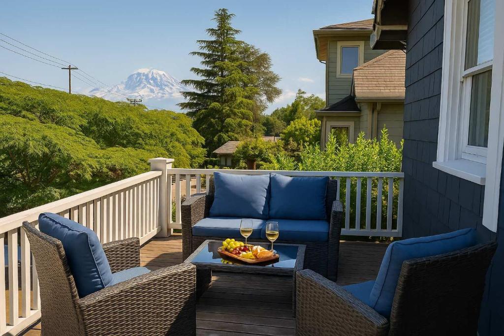 Sunny Seattle Home Mt Rainier UW Steps Away, Seattle (prisene oppdatert ...