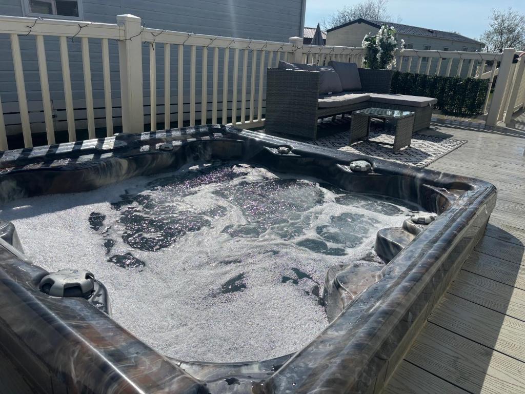 Tattershall Lakes Luxury Hot Tub Breaks, Tattershall की (2026 के लिए ...