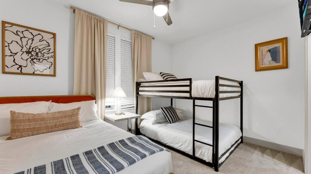 2B2B by TCU, Walkable, Pool View, King&Queen Beds، فورت وورث (أسعار ...