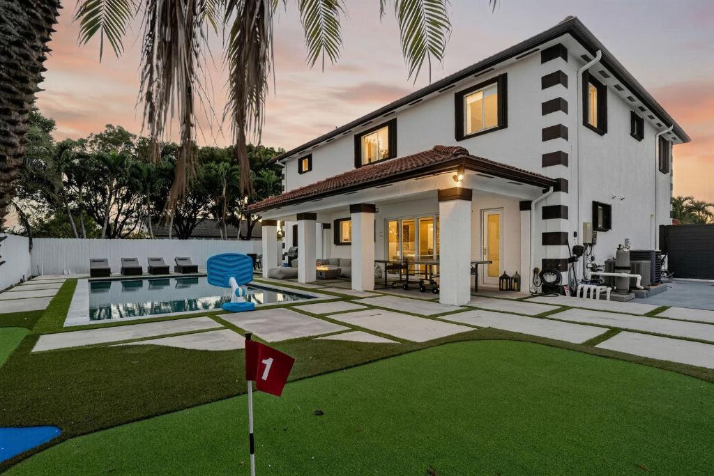 The Miami Villa, Private Pool with Pool Table, Kendale Lakes (updated ...