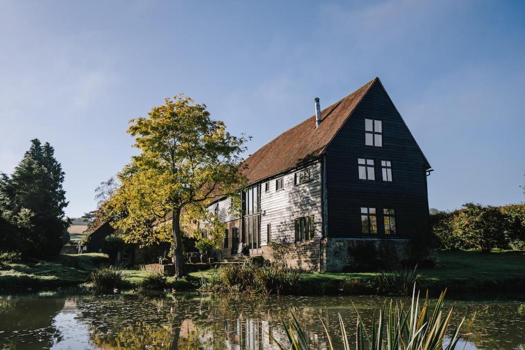 The Long Barn, a stylist barn conversion on a farm, Groombridge ...