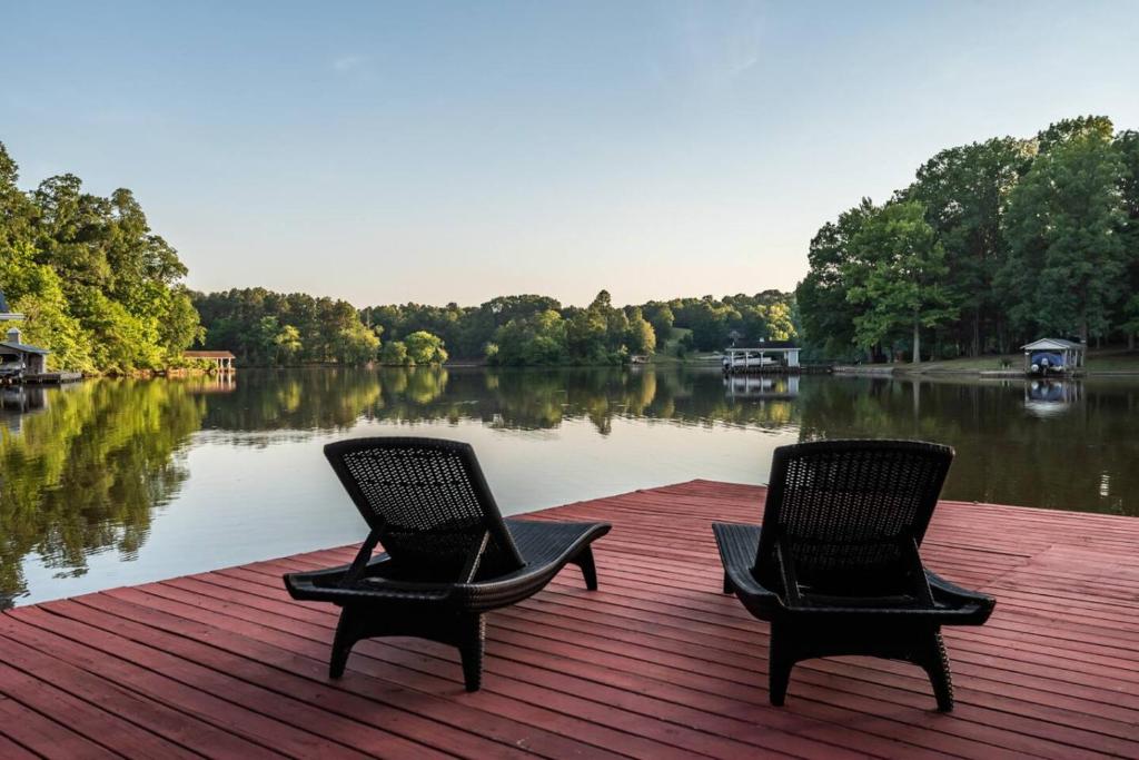 Hyco Lake Hideout - Lakefront Escape, Dock, Fire Pit, Family friendly ...