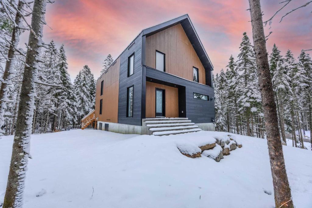 Ivoire - Modern Getaway in Shannon - Spa & Pool Table, Valcartier ...